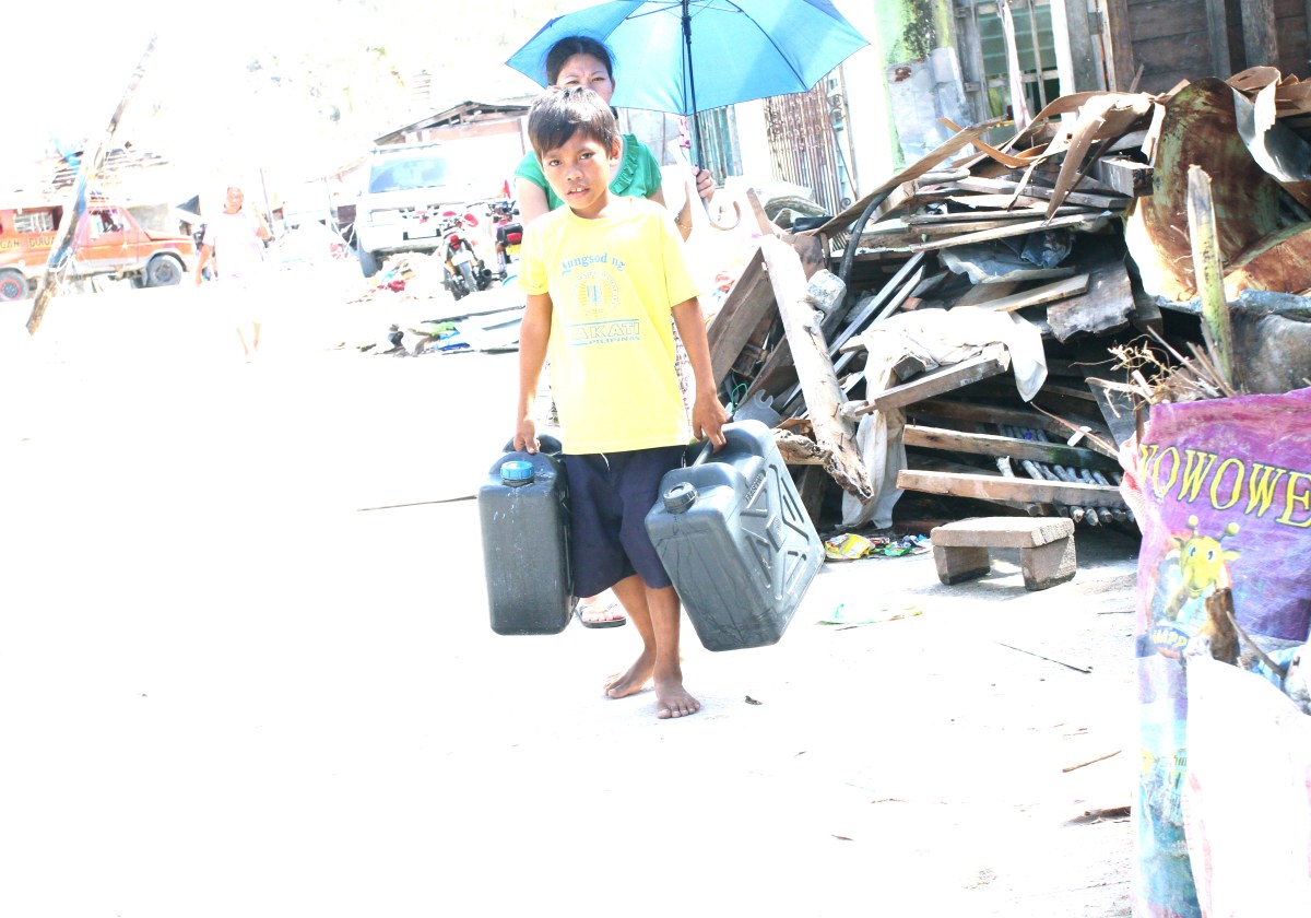 Guiuan mayor vows to feed people, solve fuel crisis in obliterated city ...